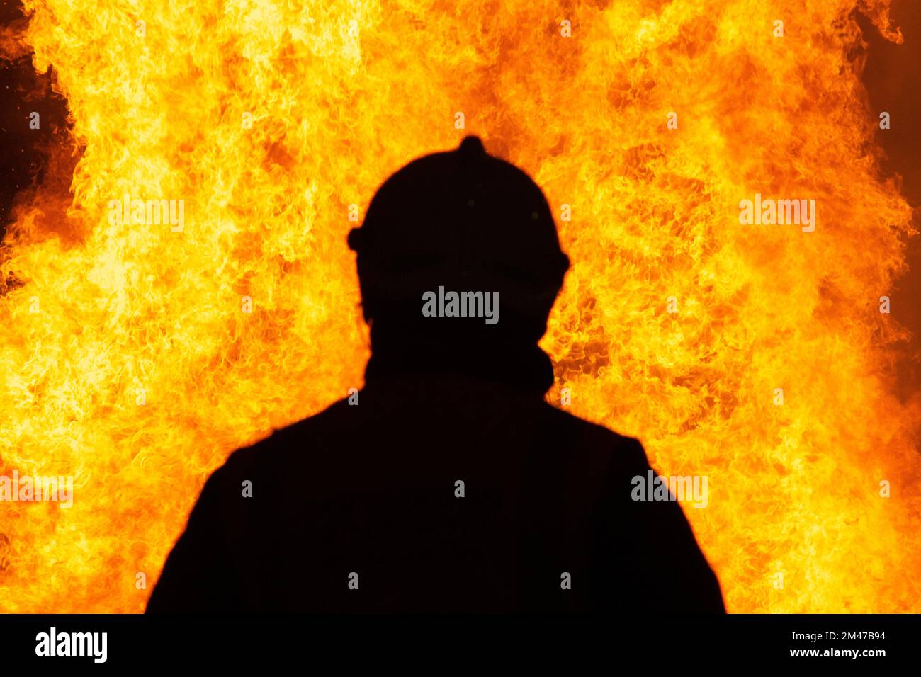 Man putting out fire extinguisher hi-res stock photography and images ...