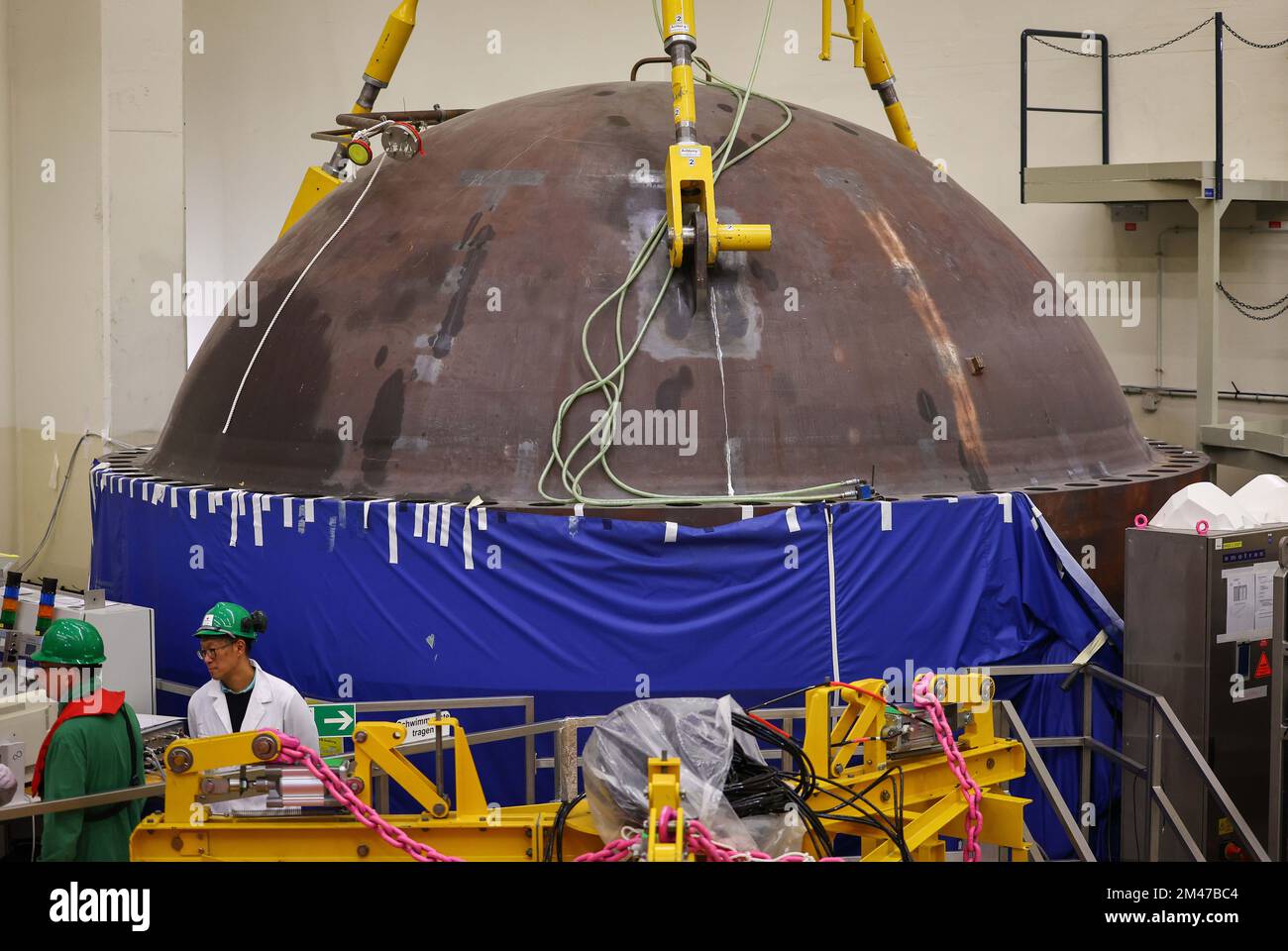 19 December 2022, Schleswig-Holstein, Brunsbüttel: The lid of the ...