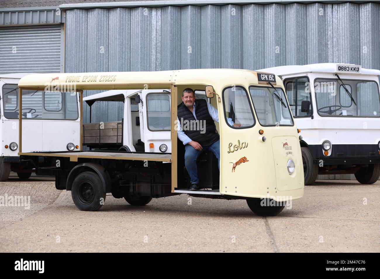 Electric milk floates hi-res stock photography and images - Alamy