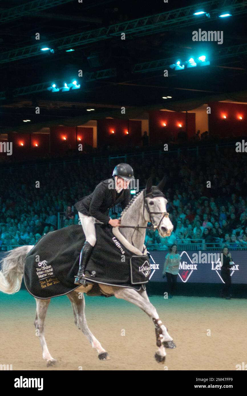 London, UK. 19th Dec, 2022. UntitledJoseph Trunkfield and Cruze win the ...