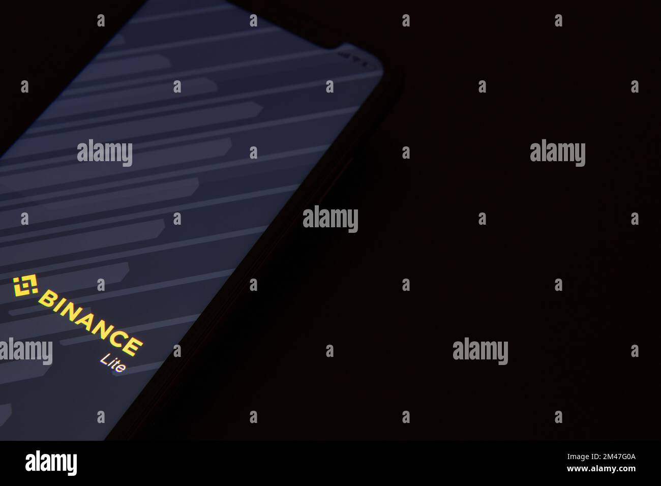 Binance logo hi-res stock photography and images - Alamy