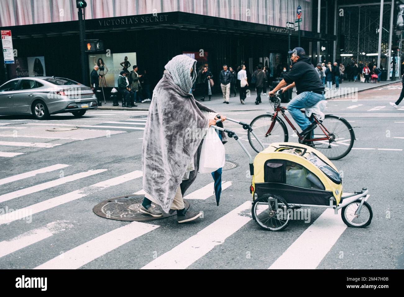 New York Manhattan, 02.10 - 10.10.22: Eine ältere Frau geht mit einem ...