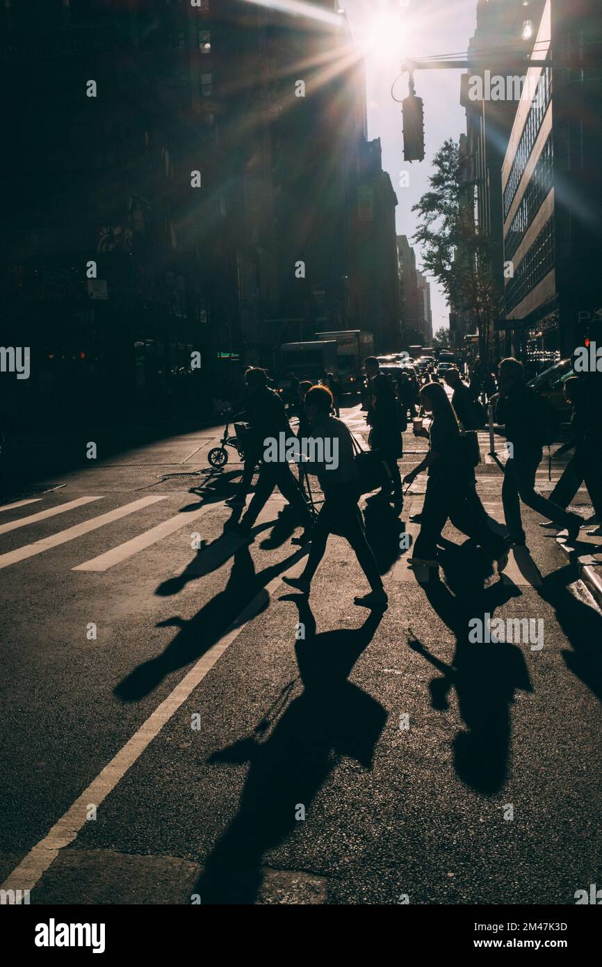 Verwunderlich Durch Die Strasse Fotos