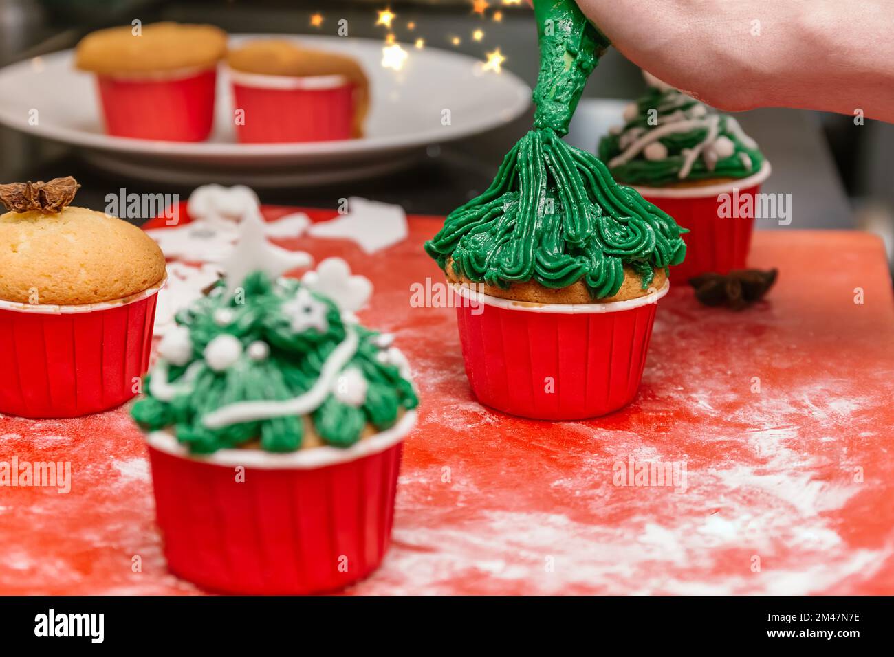 Decorating cake squeeze hi-res stock photography and images - Alamy