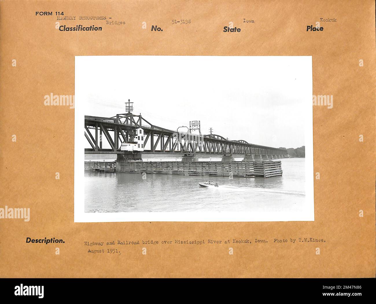 Highway and Railroad bridge over Mississippi River at Keokuk, Iowa ...