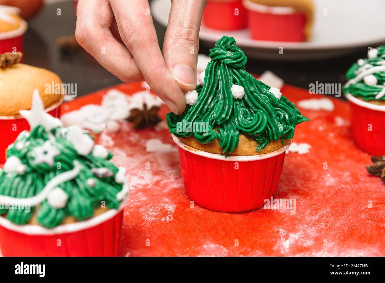 Decorating cake squeeze hi-res stock photography and images - Alamy
