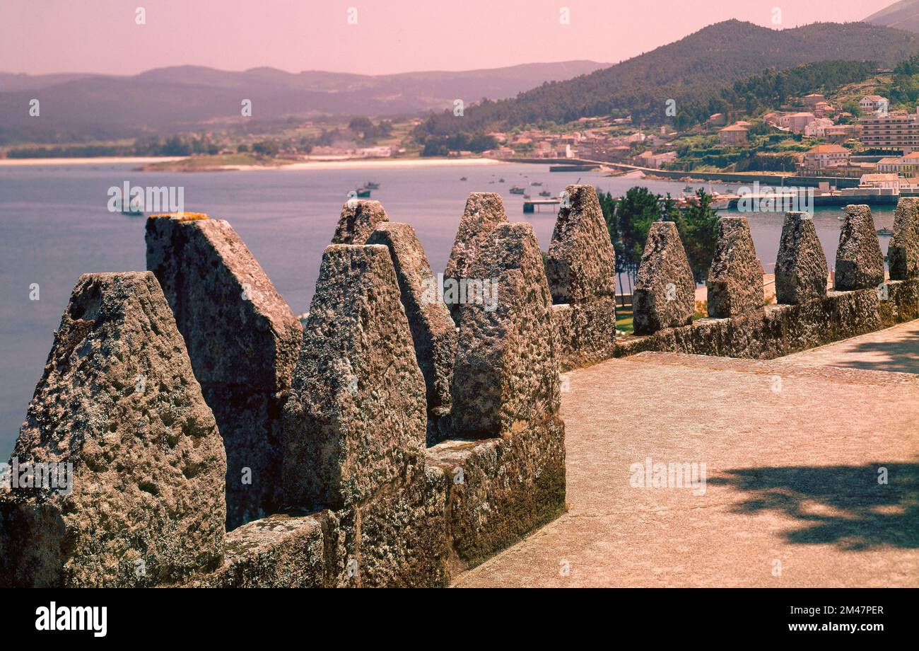 EXTERIOR-MURALLAS DEL CASTILLO-PARADOR DE GONDOMAR CON BAYONA AL FONDO ...