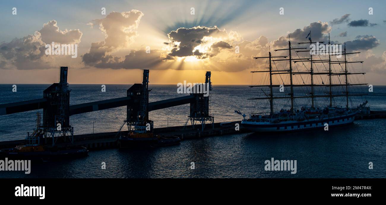 Sailing ship in harbour hi-res stock photography and images - Alamy