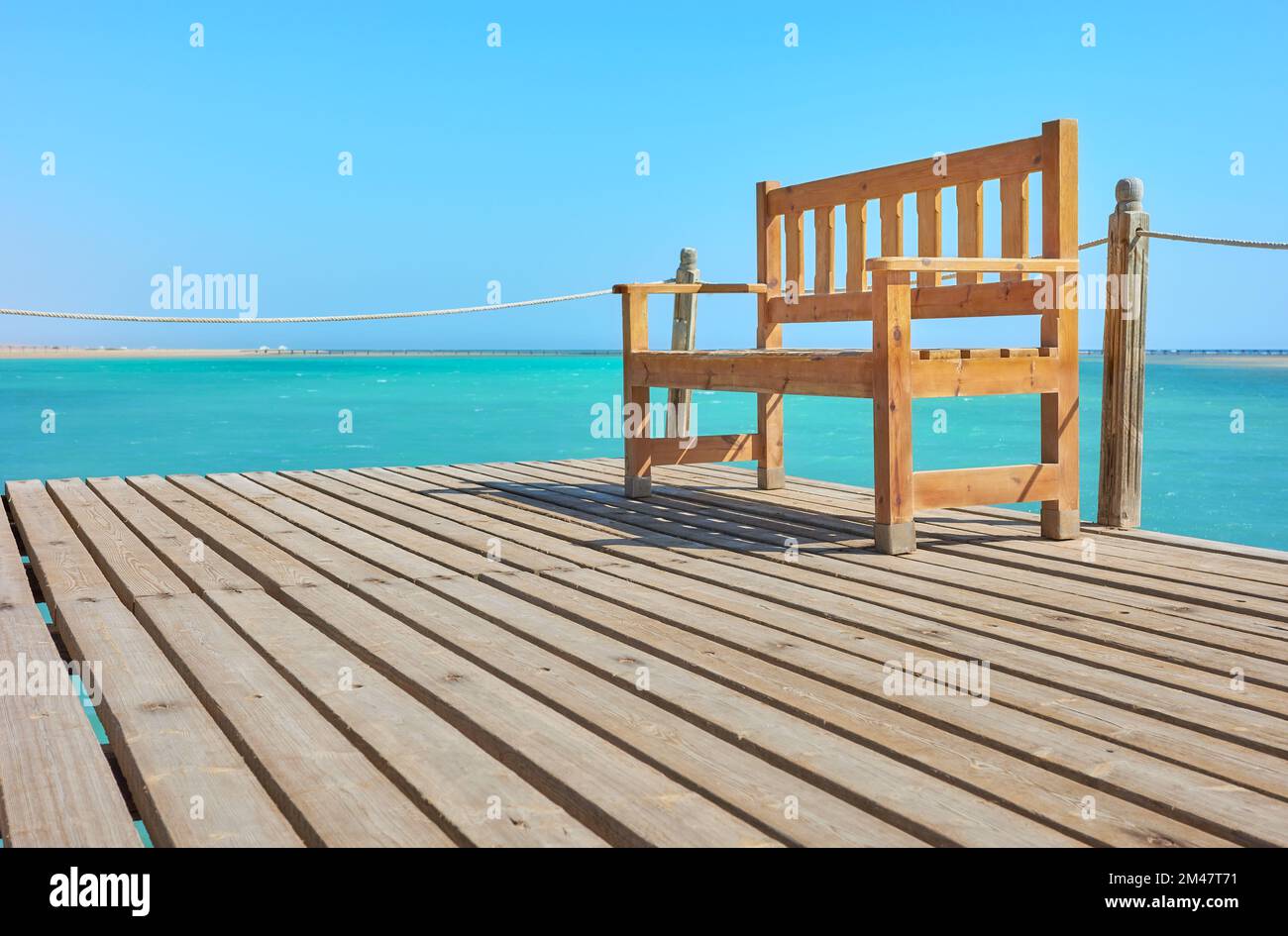 Empty bench nature hi-res stock photography and images - Alamy