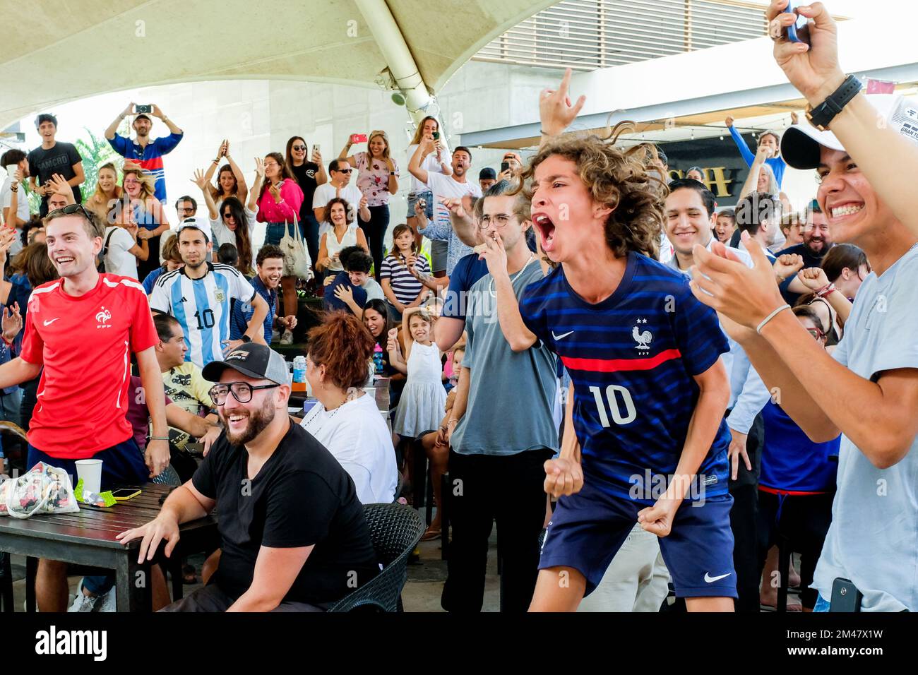 Mexican soccer fans screaming hi-res stock photography and images - Alamy