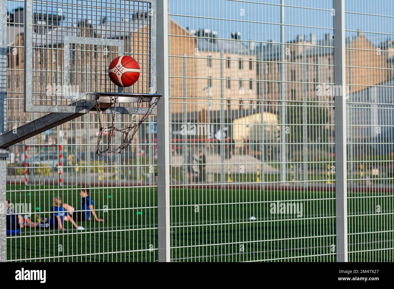 Street hoops ball hi-res stock photography and images - Alamy