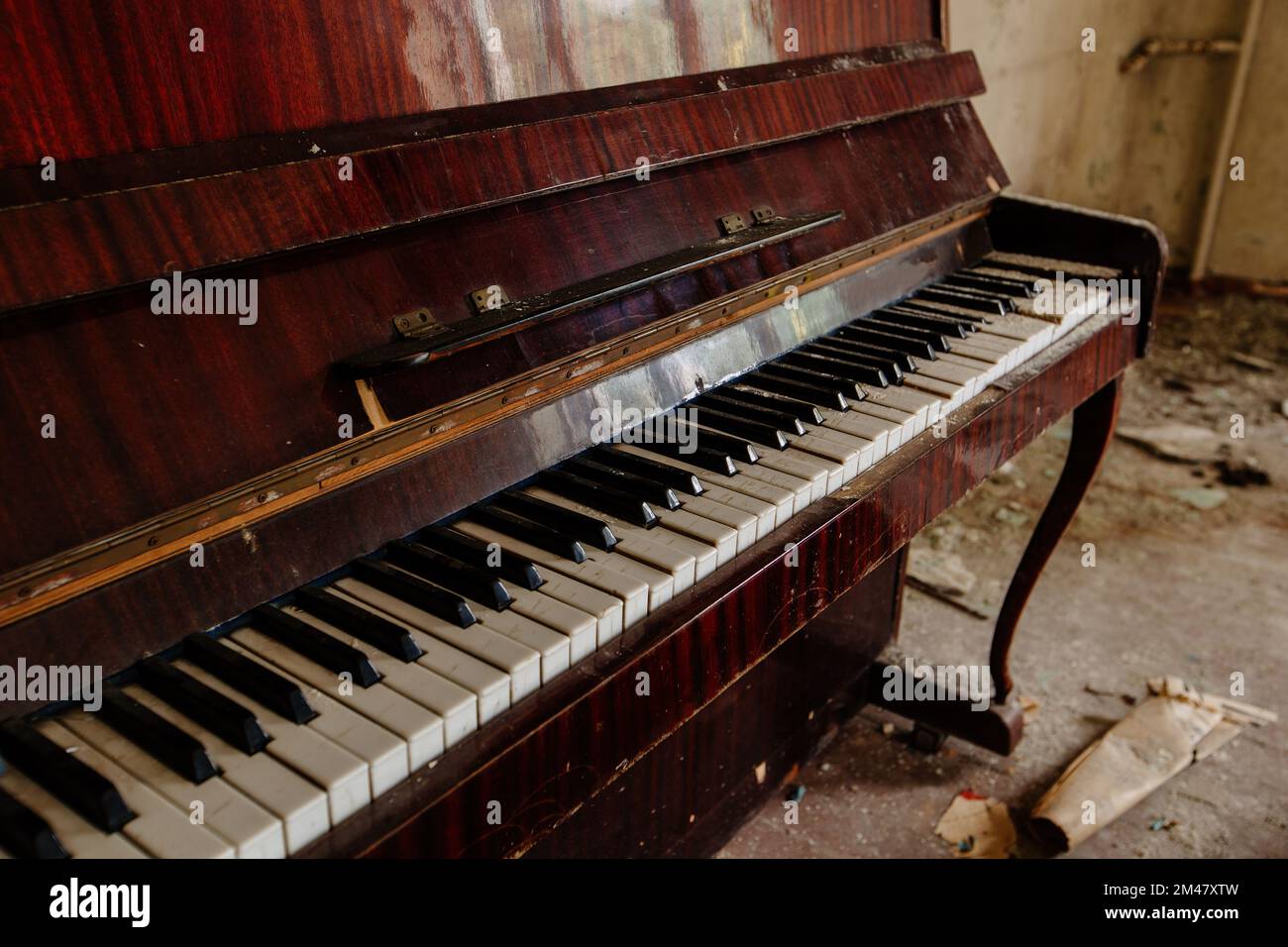 Old piano keyboard in abandoned building. Close up view Stock Photo - Alamy