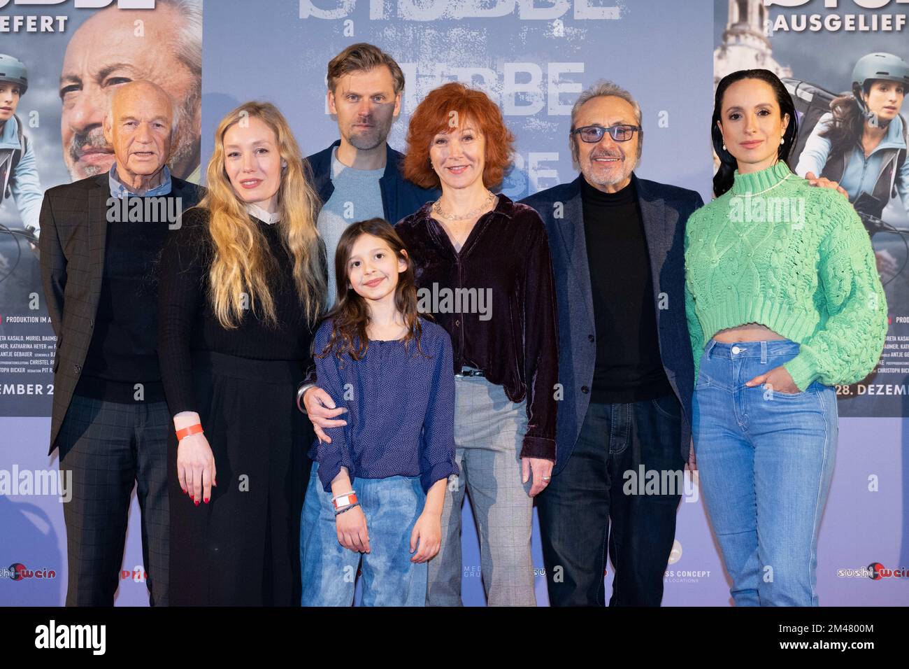 Dresden, Germany. 19th Dec, 2022. Dietrich Hollinderbäumer (l-r ...