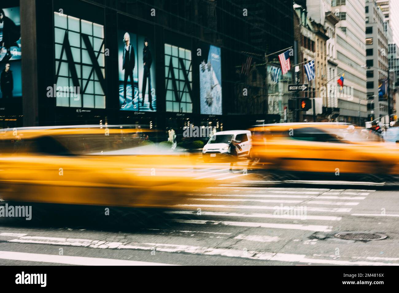 New York Manhattan, 02.10 - 10.10.22: Verwischte Szene mit Verkehr und ...