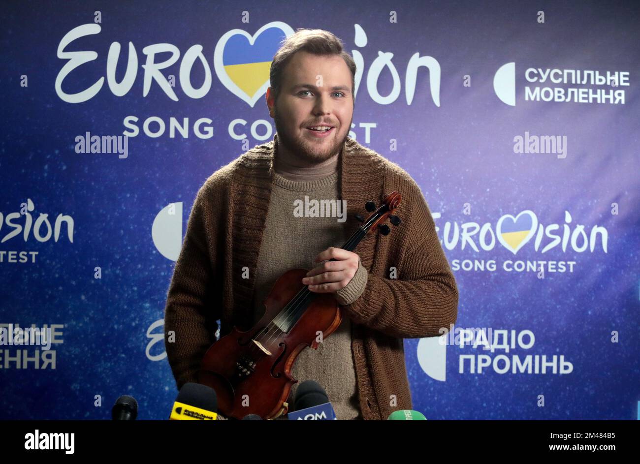 Non Exclusive: KYIV, UKRAINE - DECEMBER 17, 2022 - A musician ...