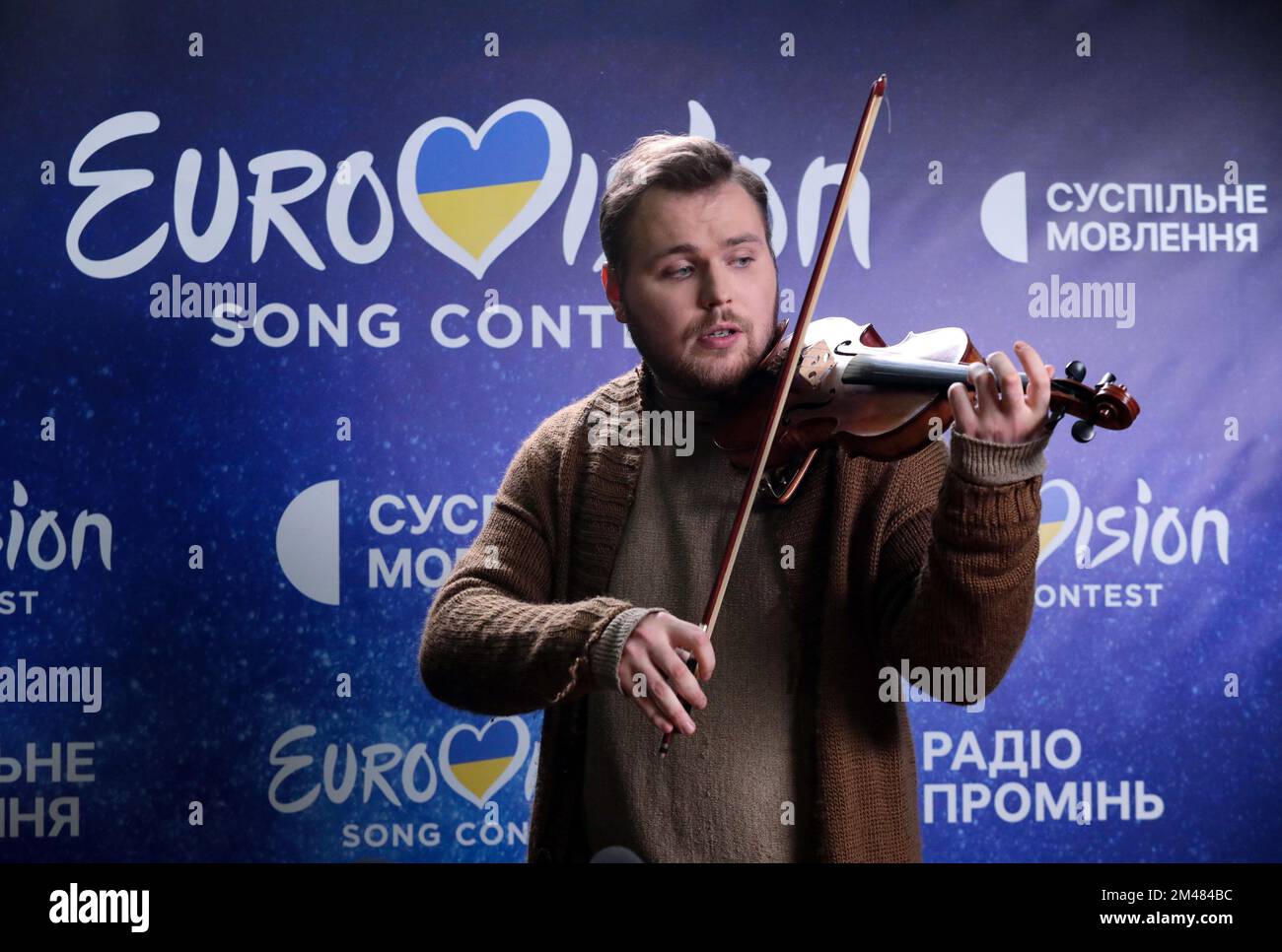 Non Exclusive: KYIV, UKRAINE - DECEMBER 17, 2022 - A musician ...