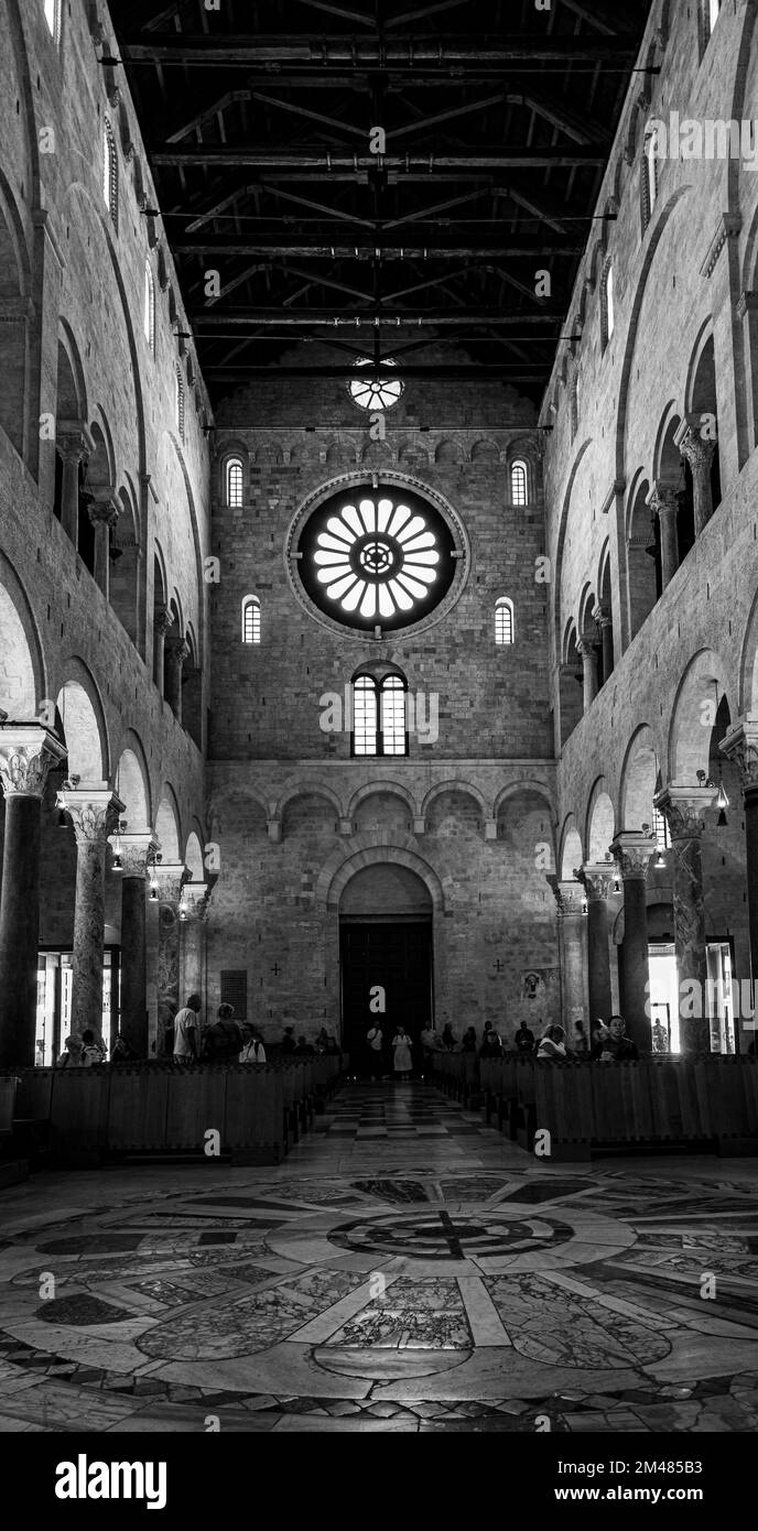 Romanesque rose window hi-res stock photography and images - Alamy