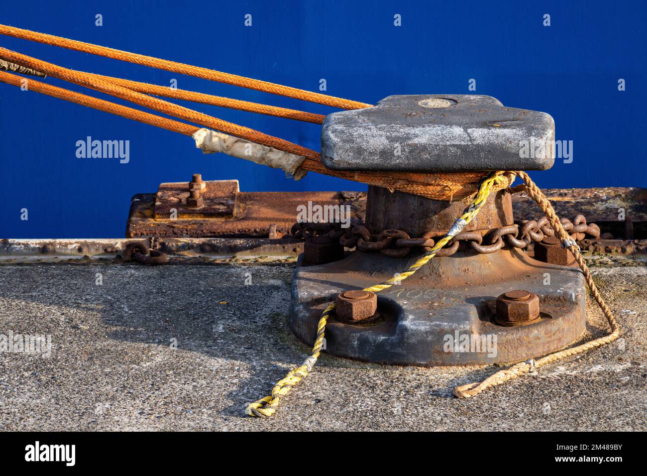 Ship pier bollard rope hi-res stock photography and images - Alamy