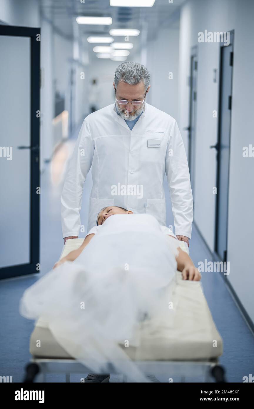 Patient gurney surgery hospital hi-res stock photography and images - Alamy