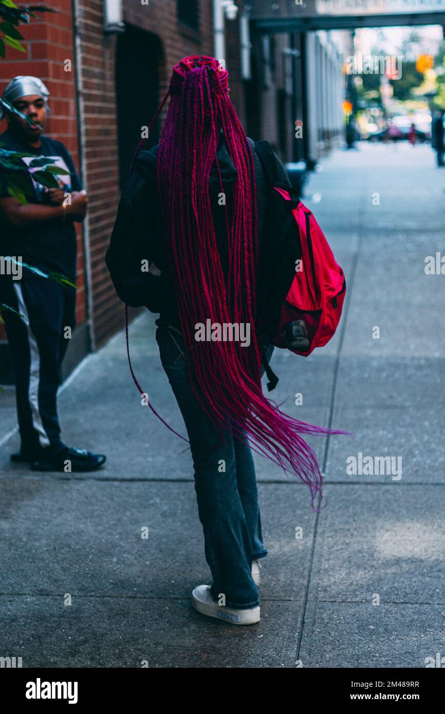 New York Manhattan, 02.10 - 10.10.22: Eine Frau mit langen Rasta Haaren ...