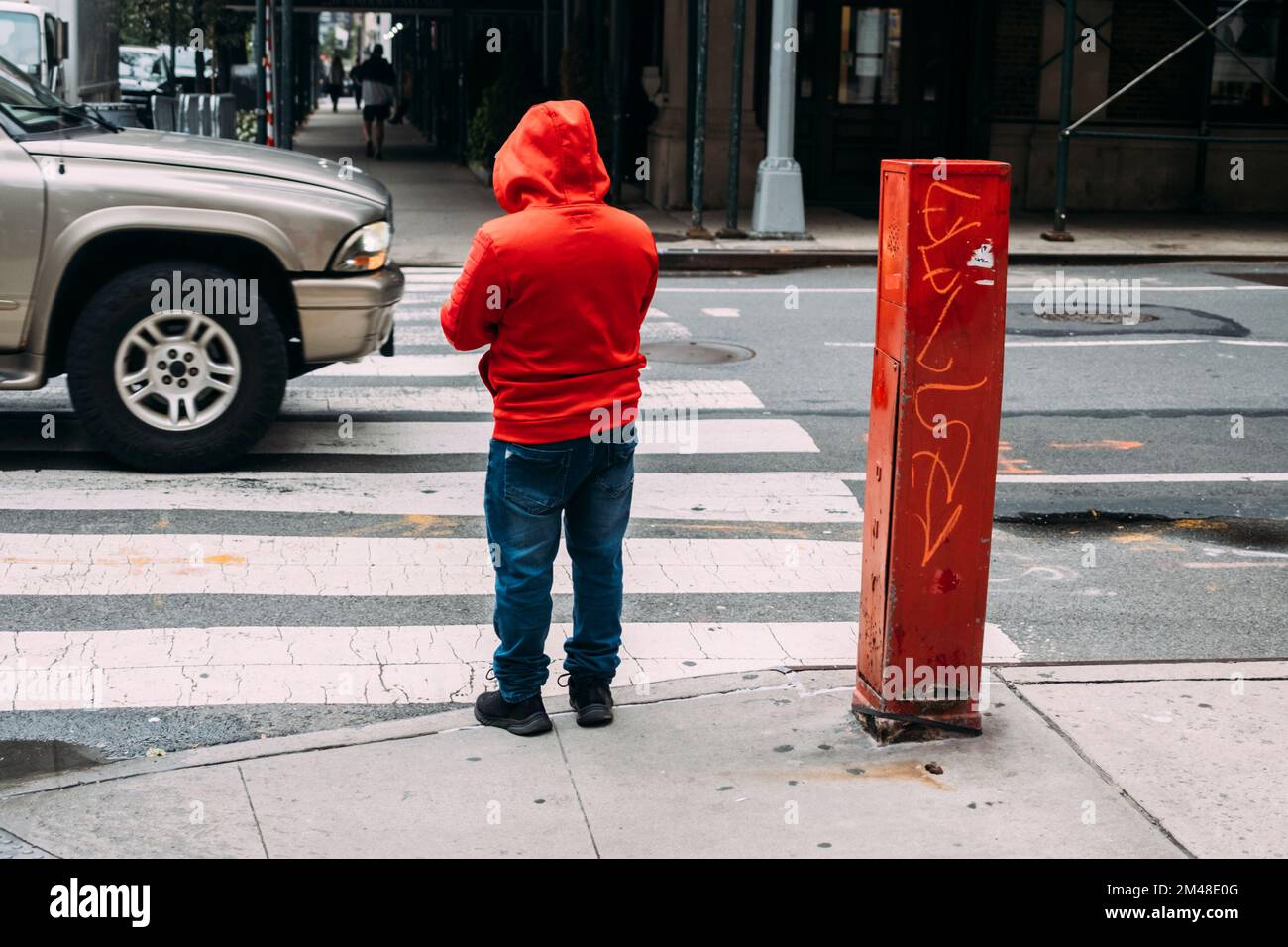 New York Manhattan, 02.10 - 10.10.22: Ein kleiner Mann mit roten Pulli ...
