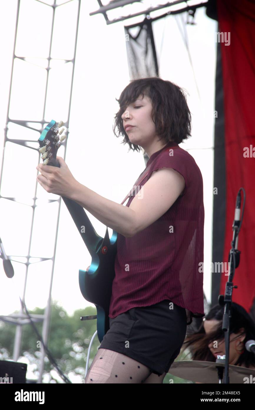 Pitchfork Music Festival - Wild Flag in concert Stock Photo - Alamy