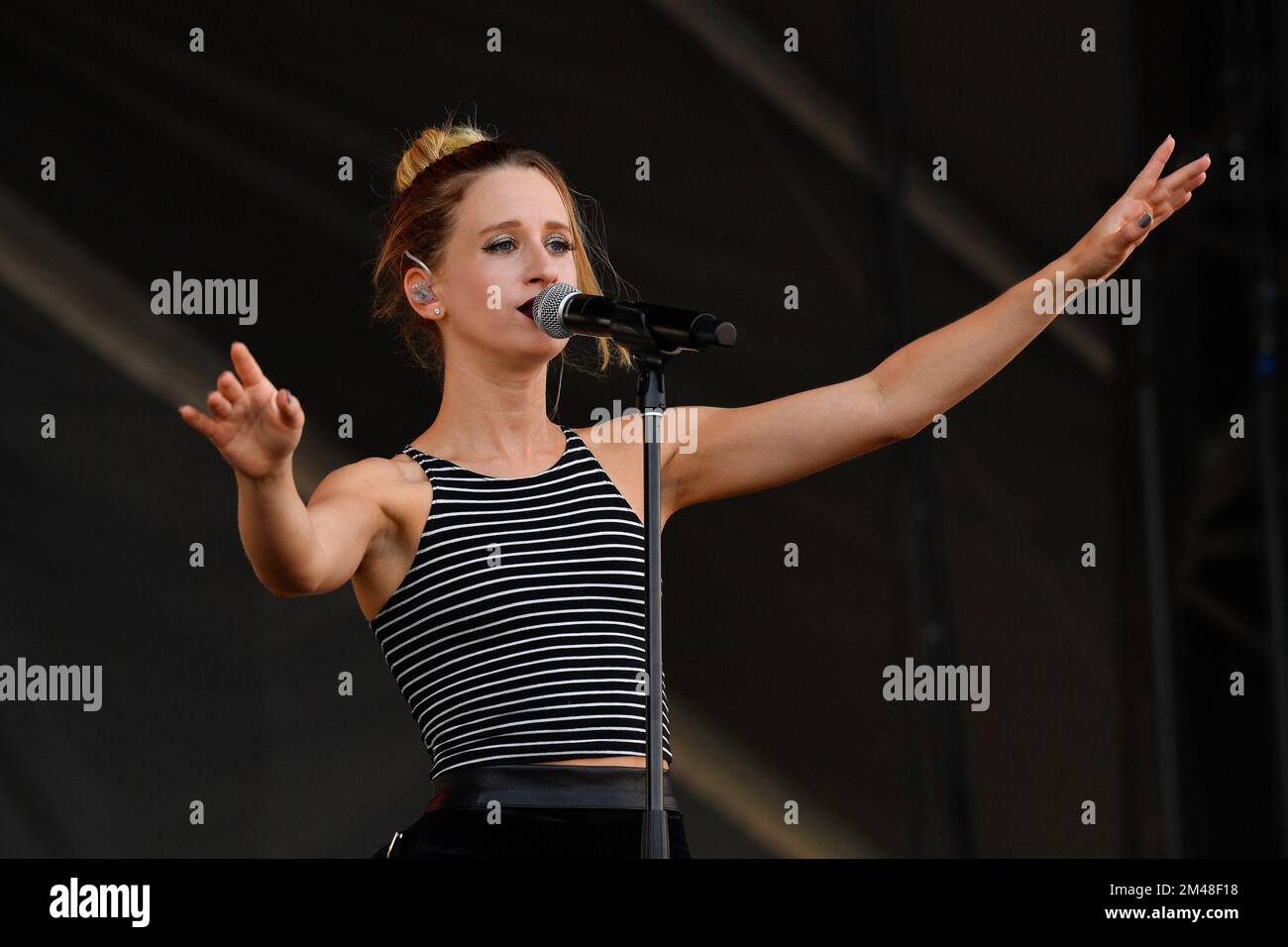 Band singer marian hi-res stock photography and images - Alamy