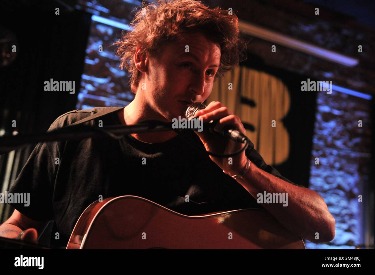 Ben howard with guitar hi-res stock photography and images - Alamy