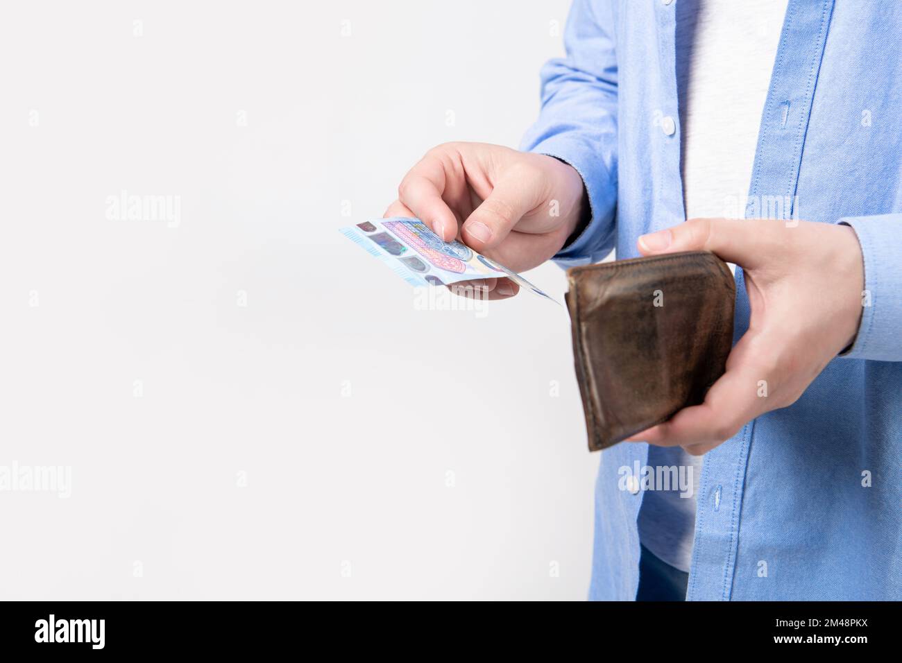 moneyless man with wallet isolated on studio background with copy space ...