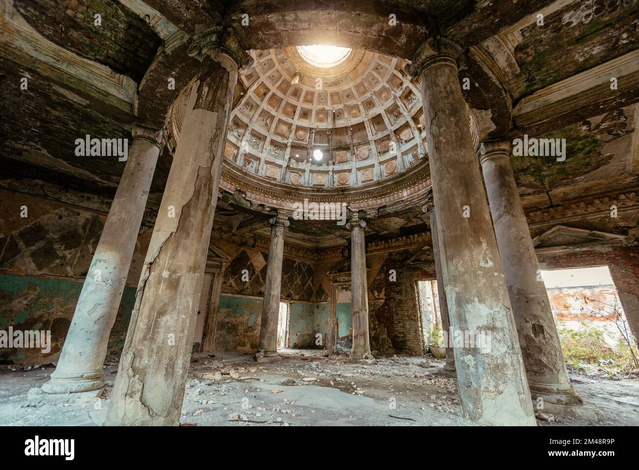 Interior of old ruined palace with columns and dome Stock Photo - Alamy