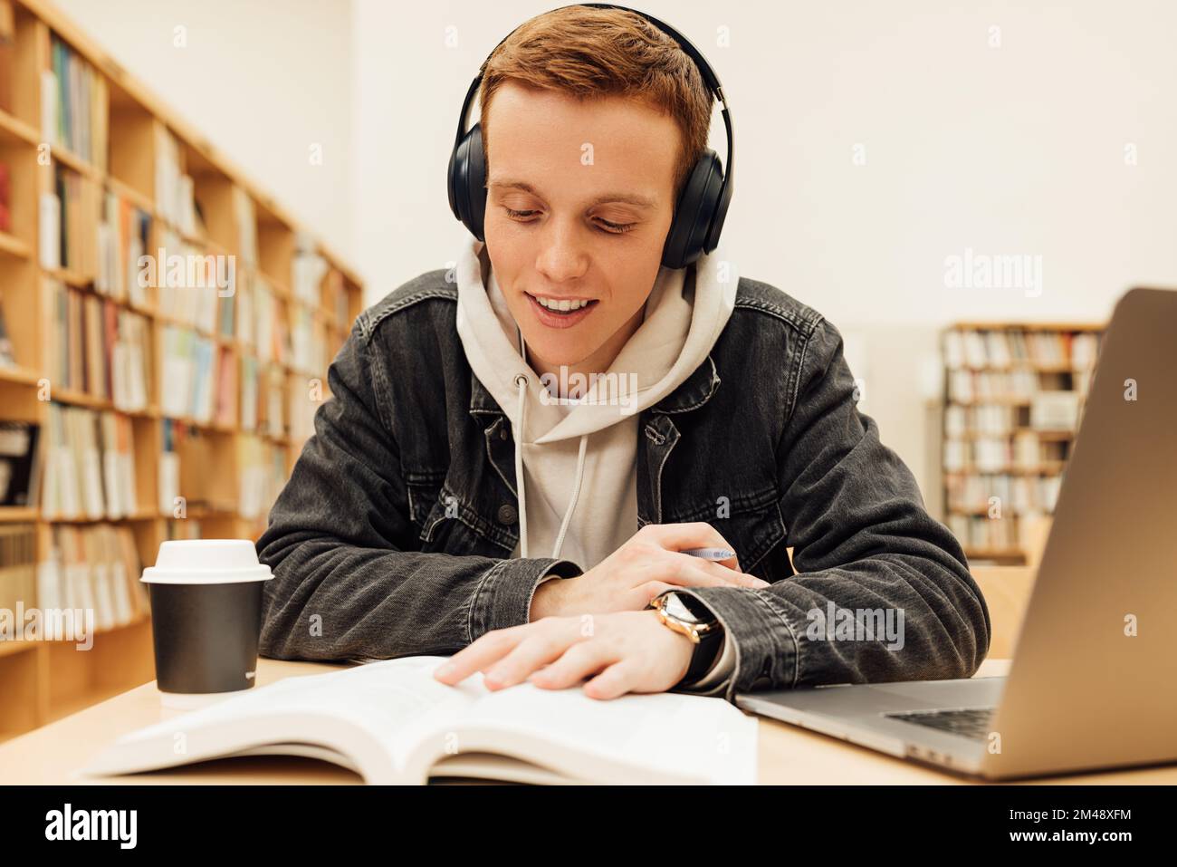 High school student wearing headphones hi-res stock photography and ...