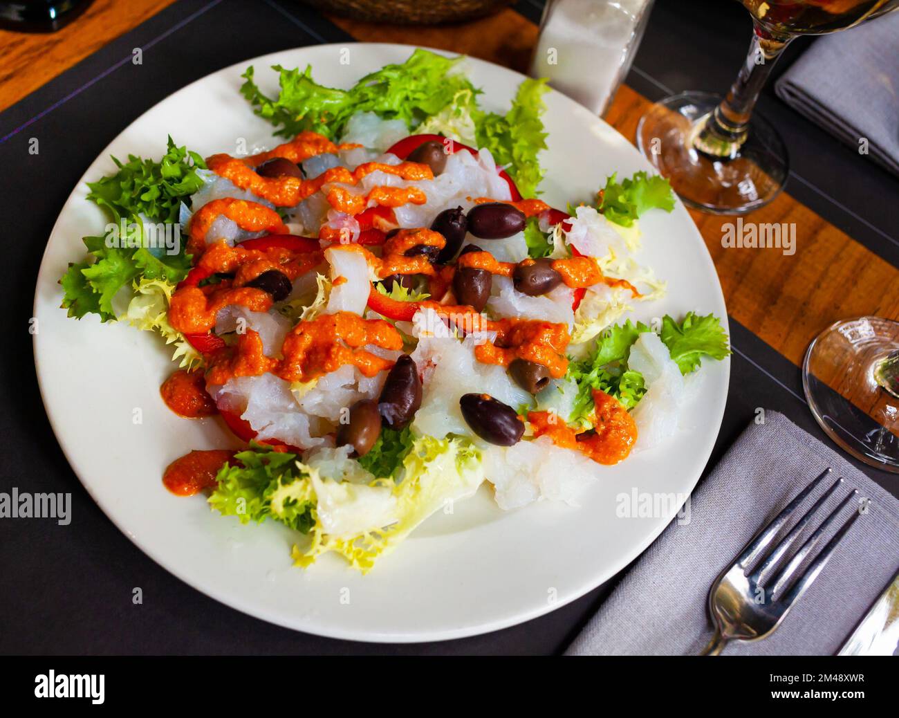 Traditional catalan salad Xatonada with crumbled cod Stock Photo - Alamy