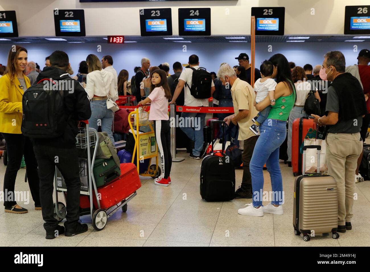 Check in airport queue hi-res stock photography and images - Alamy