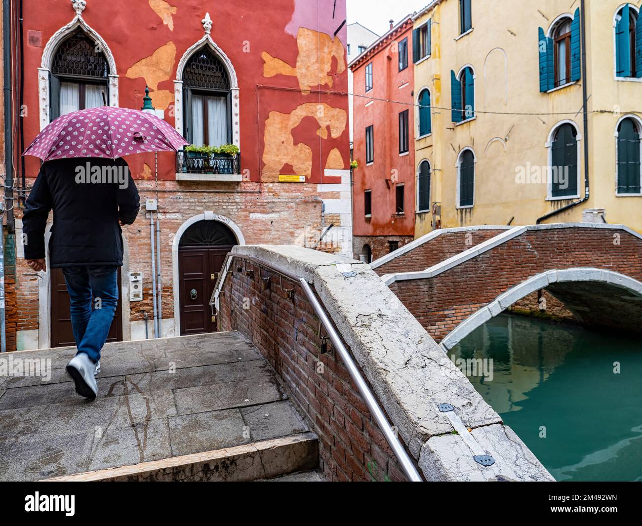 Typical alley of Venice in a rainy day Stock Photo - Alamy
