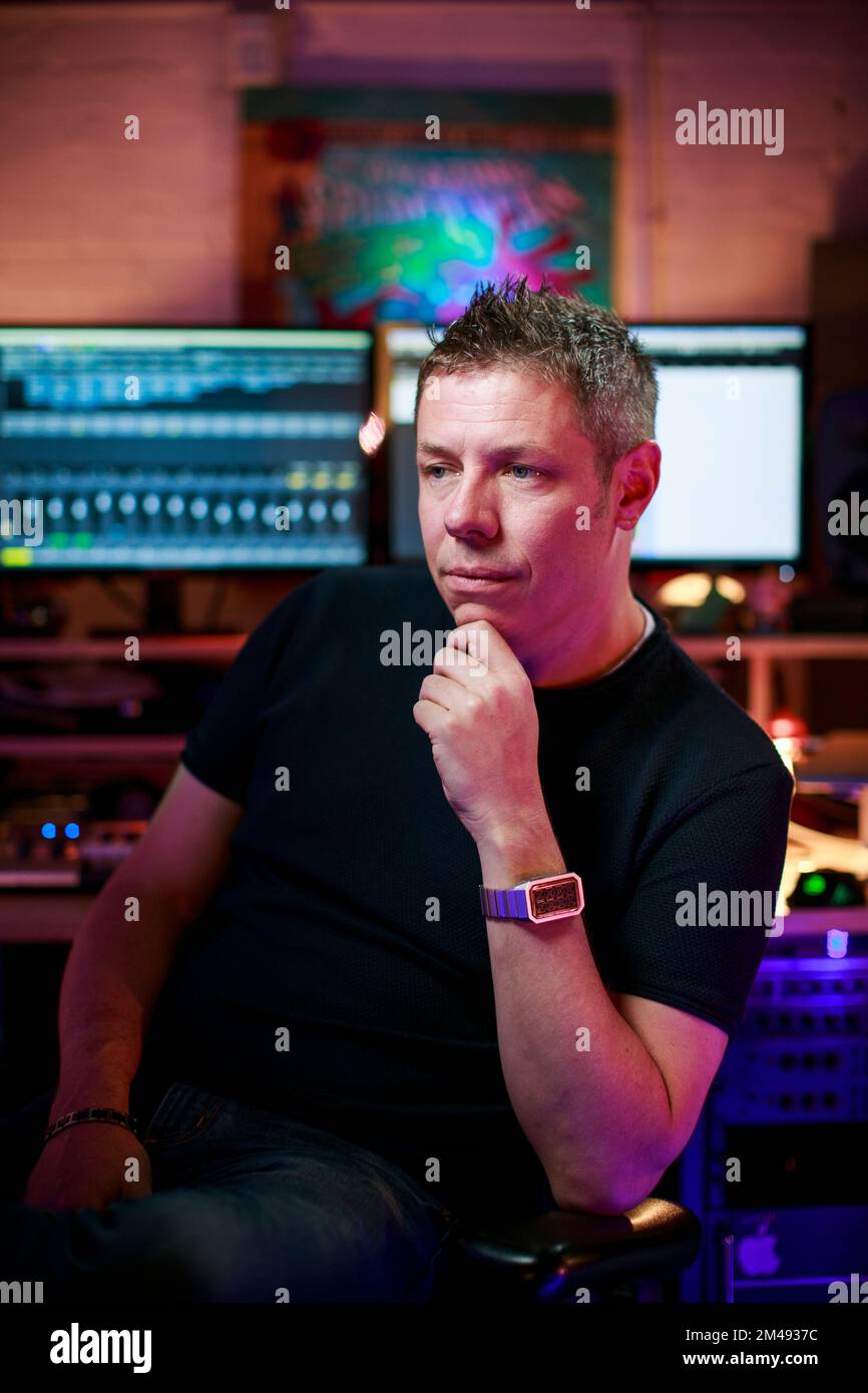 Ed sheeran portrait studio hi-res stock photography and images - Alamy