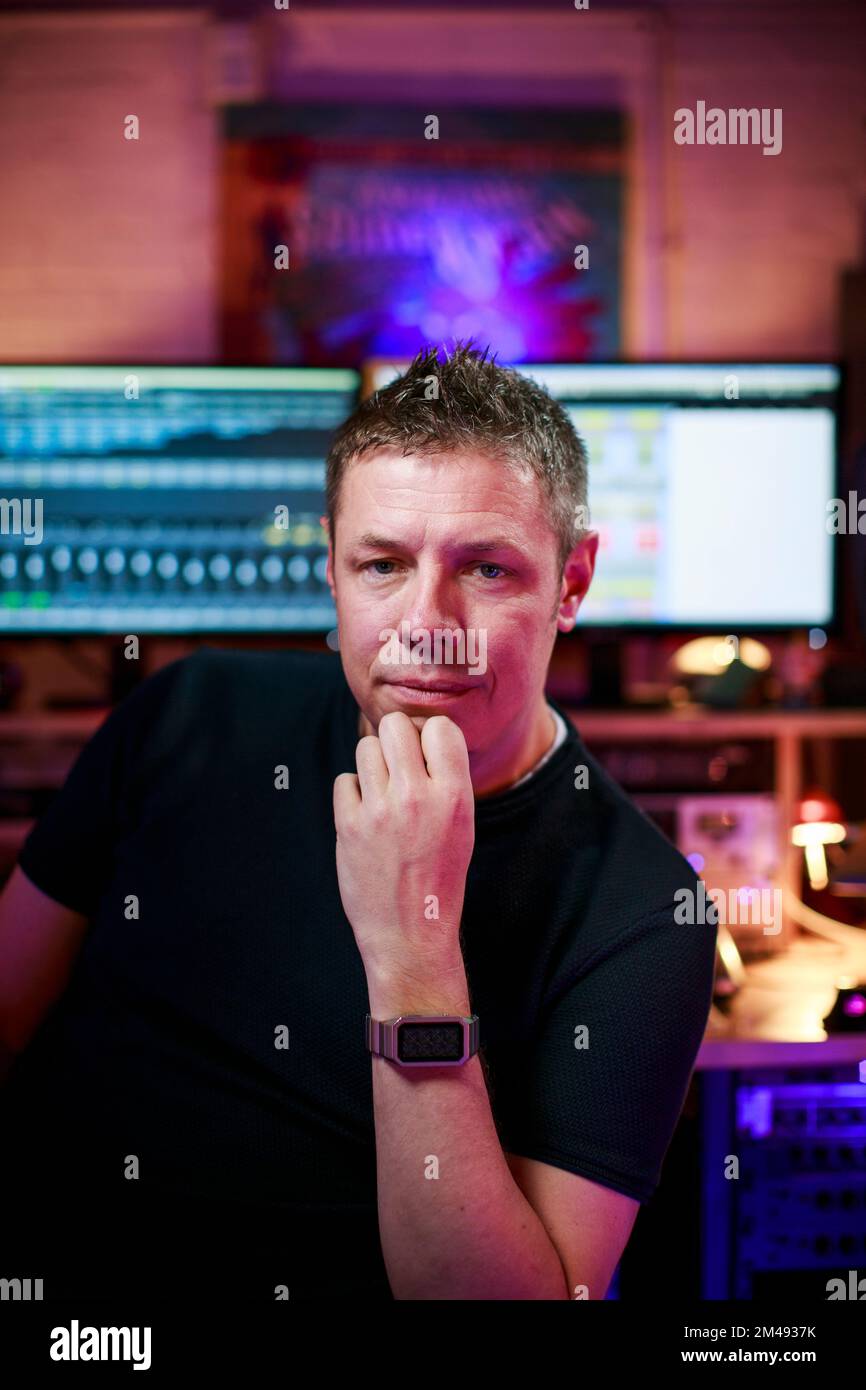 Ed sheeran portrait studio hi-res stock photography and images - Alamy