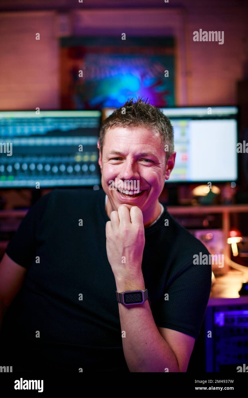 Ed sheeran portrait studio hi-res stock photography and images - Alamy