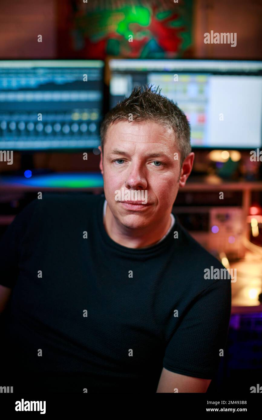 Ed sheeran portrait studio hi-res stock photography and images - Alamy