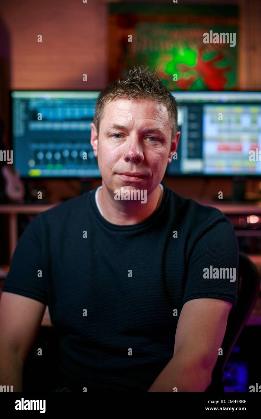 Ed sheeran portrait studio hi-res stock photography and images - Alamy