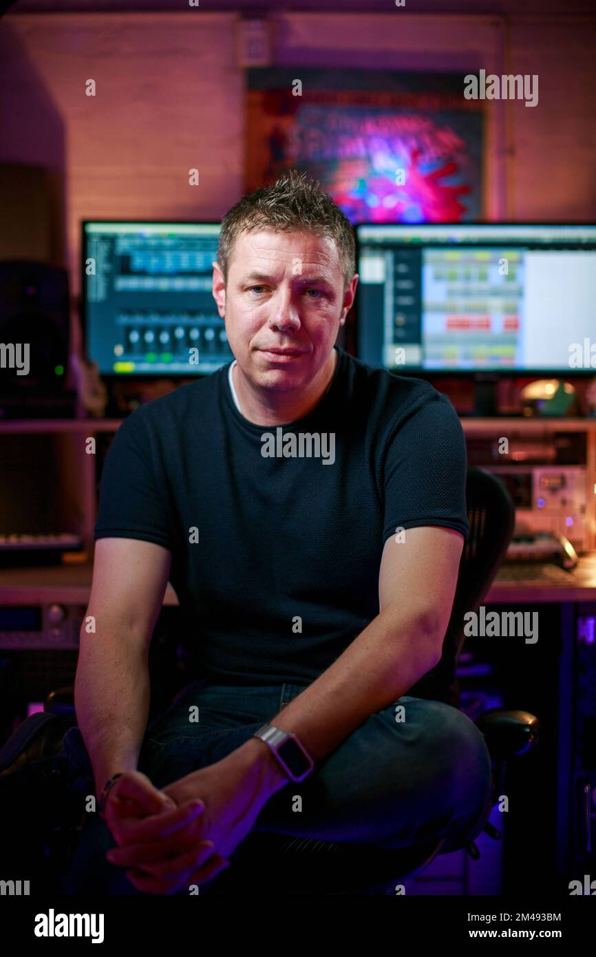 Ed sheeran portrait studio hi-res stock photography and images - Alamy