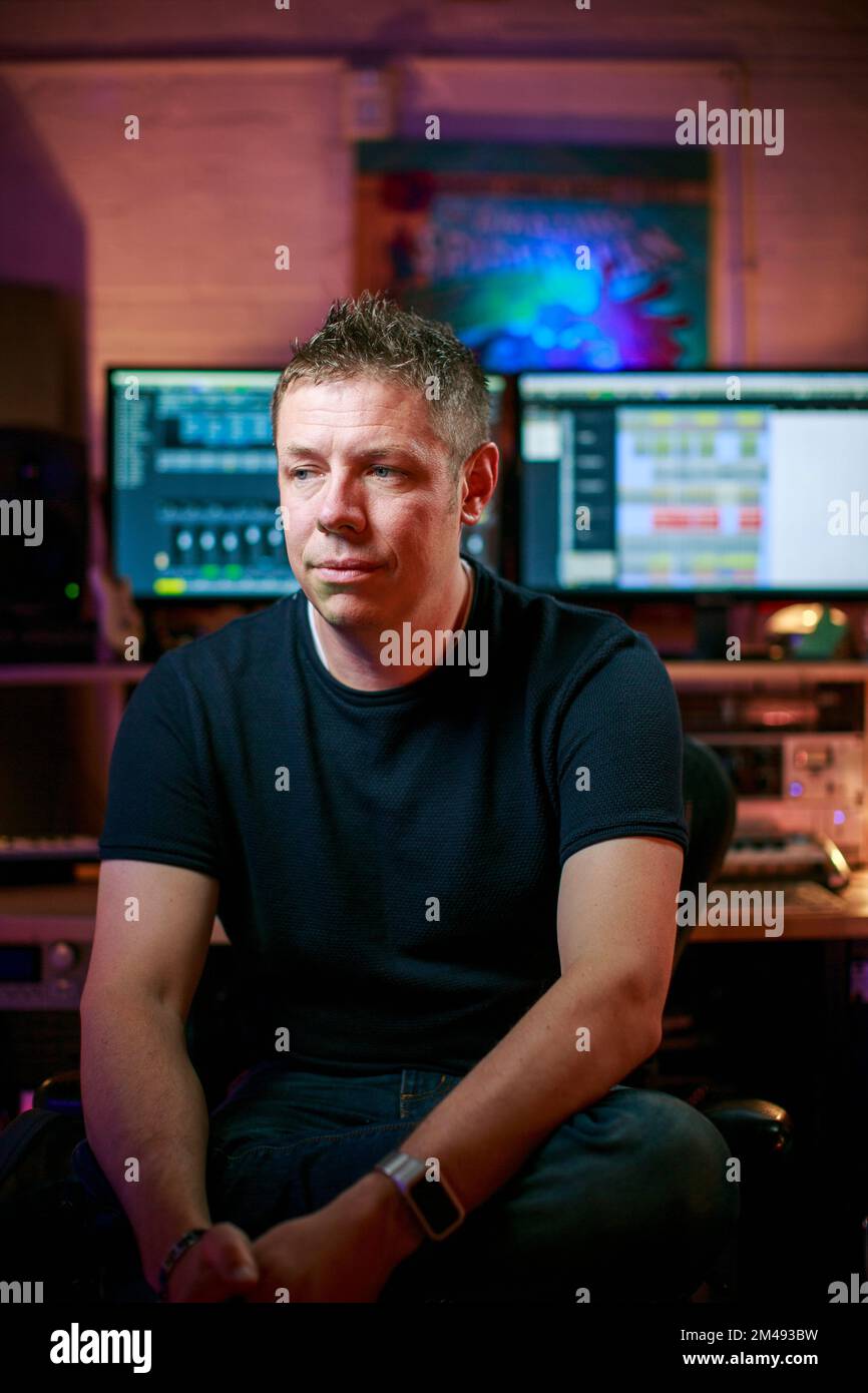 Ed sheeran portrait studio hi-res stock photography and images - Alamy