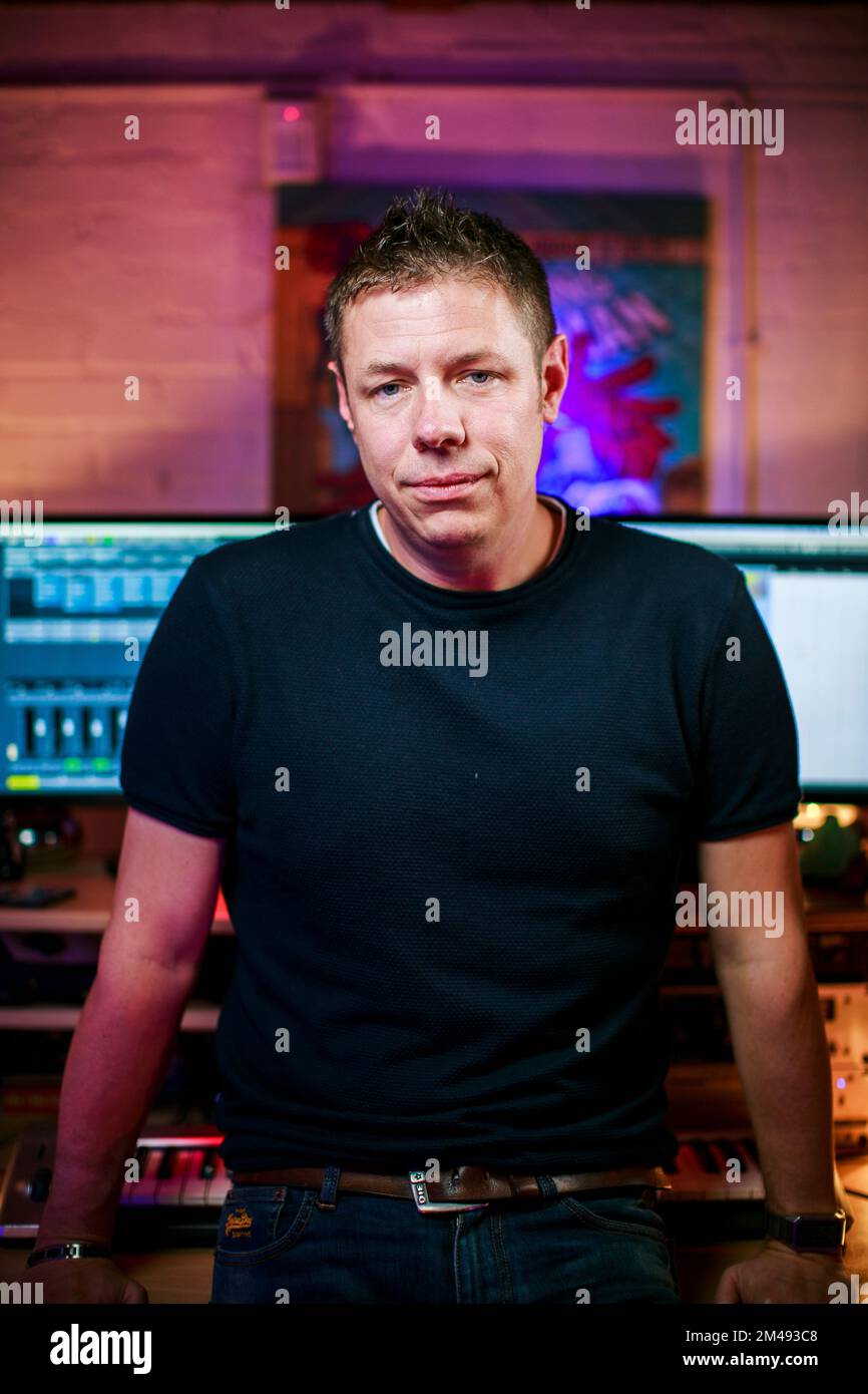 Ed sheeran portrait studio hi-res stock photography and images - Alamy