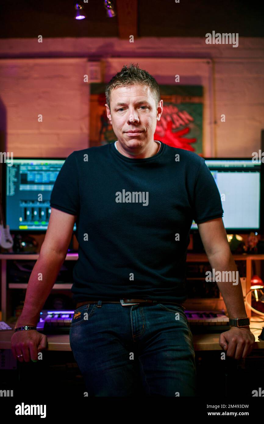 Ed sheeran portrait studio hi-res stock photography and images - Alamy