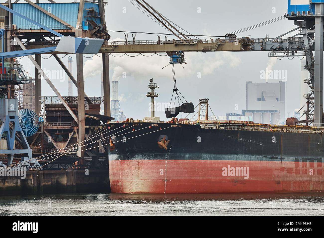 Ship unloading process hi-res stock photography and images - Alamy