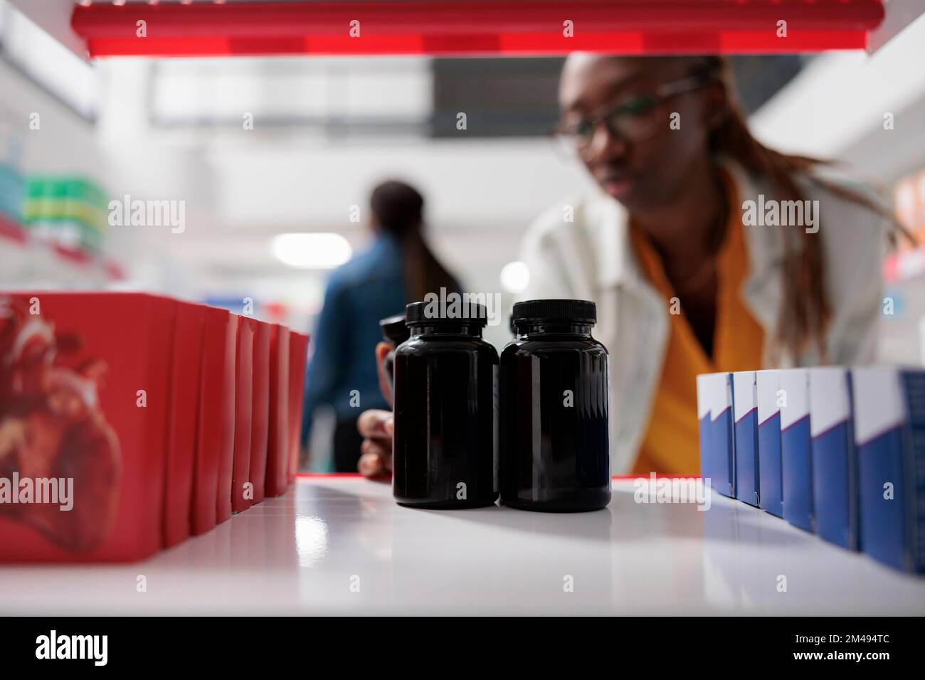 Prescription bottles on shelf hi-res stock photography and images - Alamy