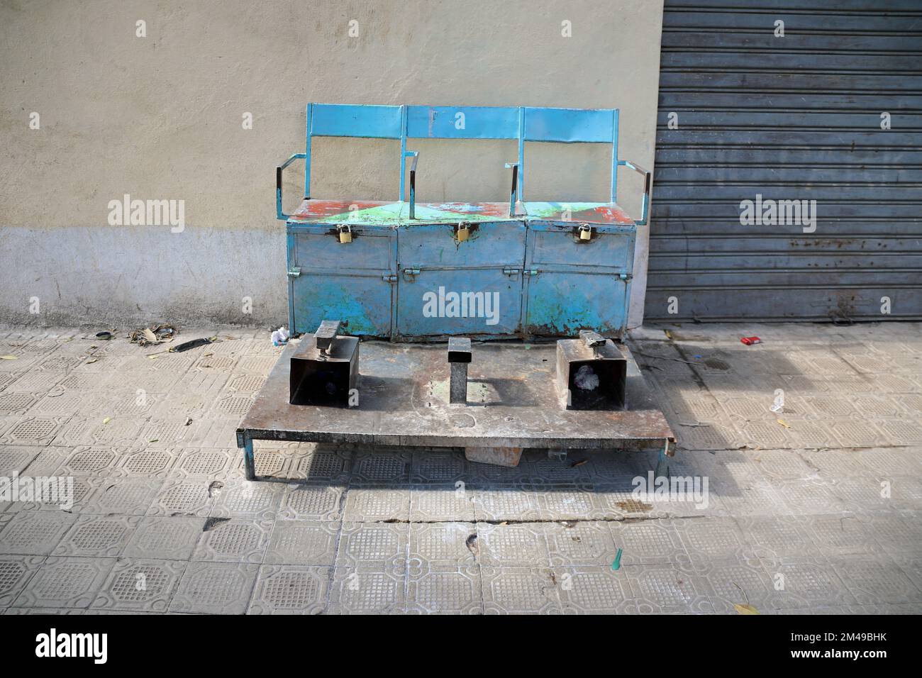 Shoe shine seat in Asmara Stock Photo - Alamy