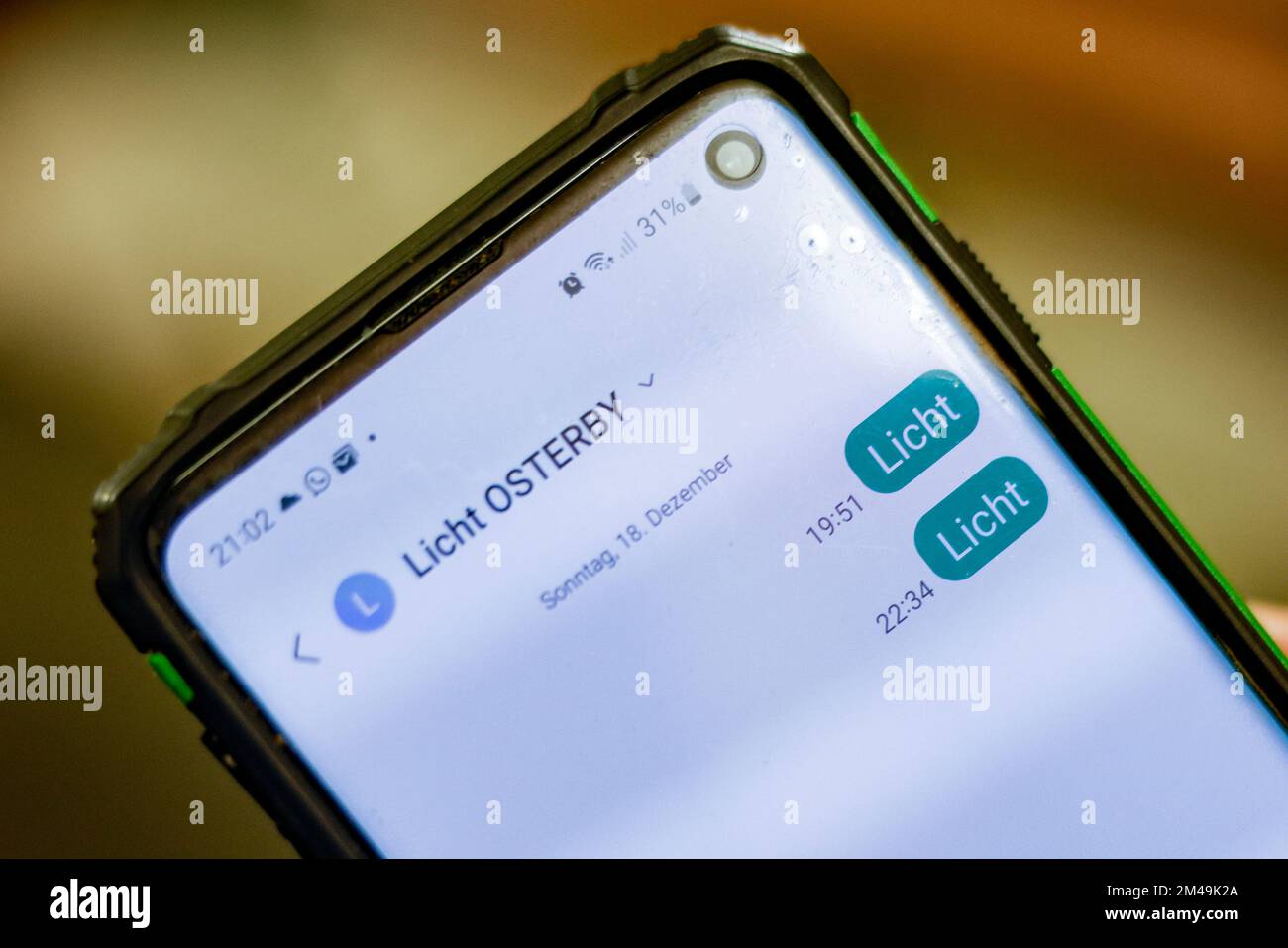 PRODUCTION - 19 December 2022, Schleswig-Holstein, Osterby: Using a ...