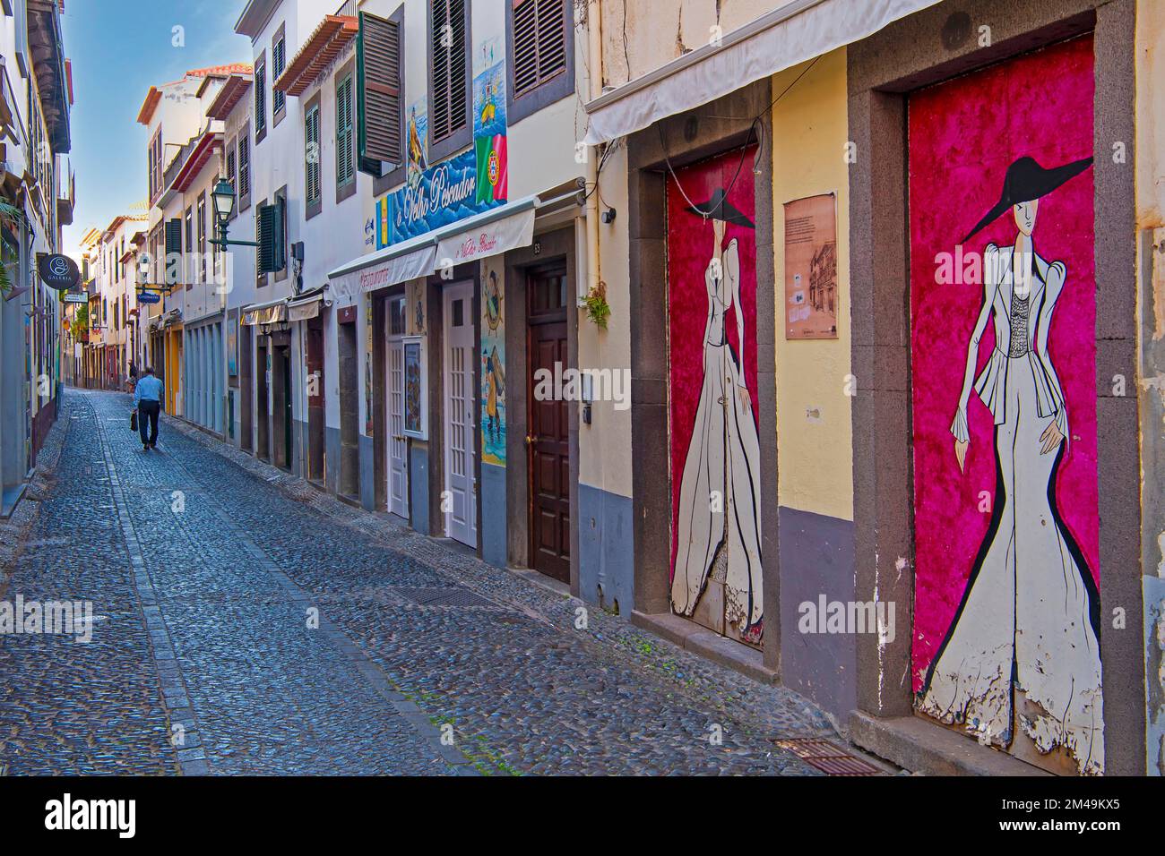 Colourfully painted door, art project Arte de portas abertas, Rua de ...