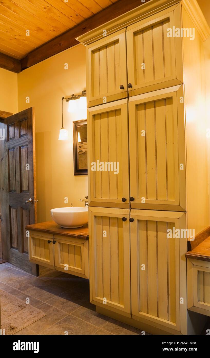Vanity counter hi-res stock photography and images - Alamy