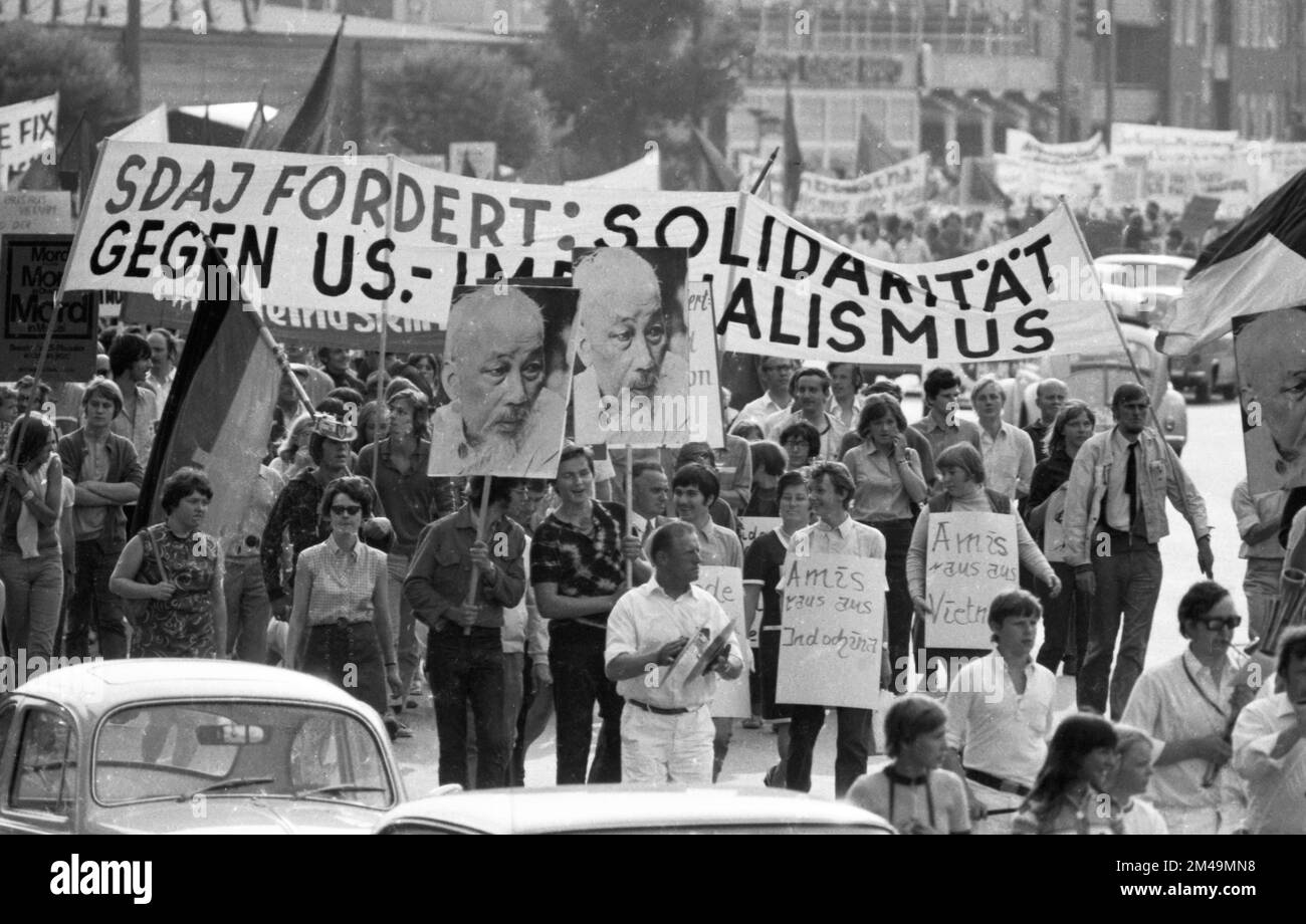 The communist-oriented SDAJ (Socialist Workers' Youth of Germany ...